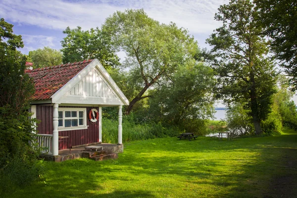 Simple cabins in the woods to book