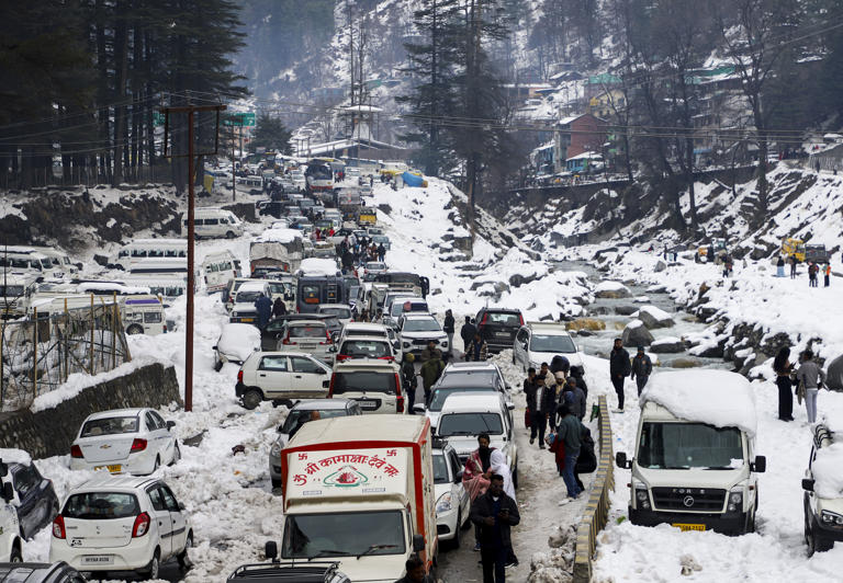 Tourists snowed in at Manali; long line of vehicles amble over blanket ...