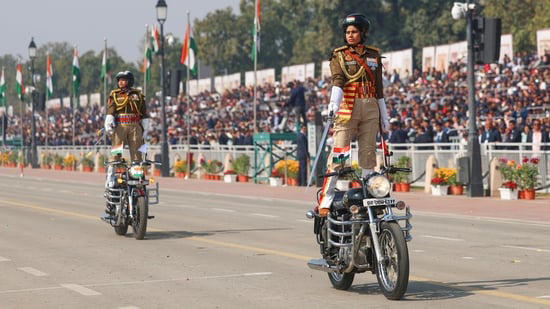 Daredevil stunts steal the show at Delhi Kartavya Path on Republic Day ...