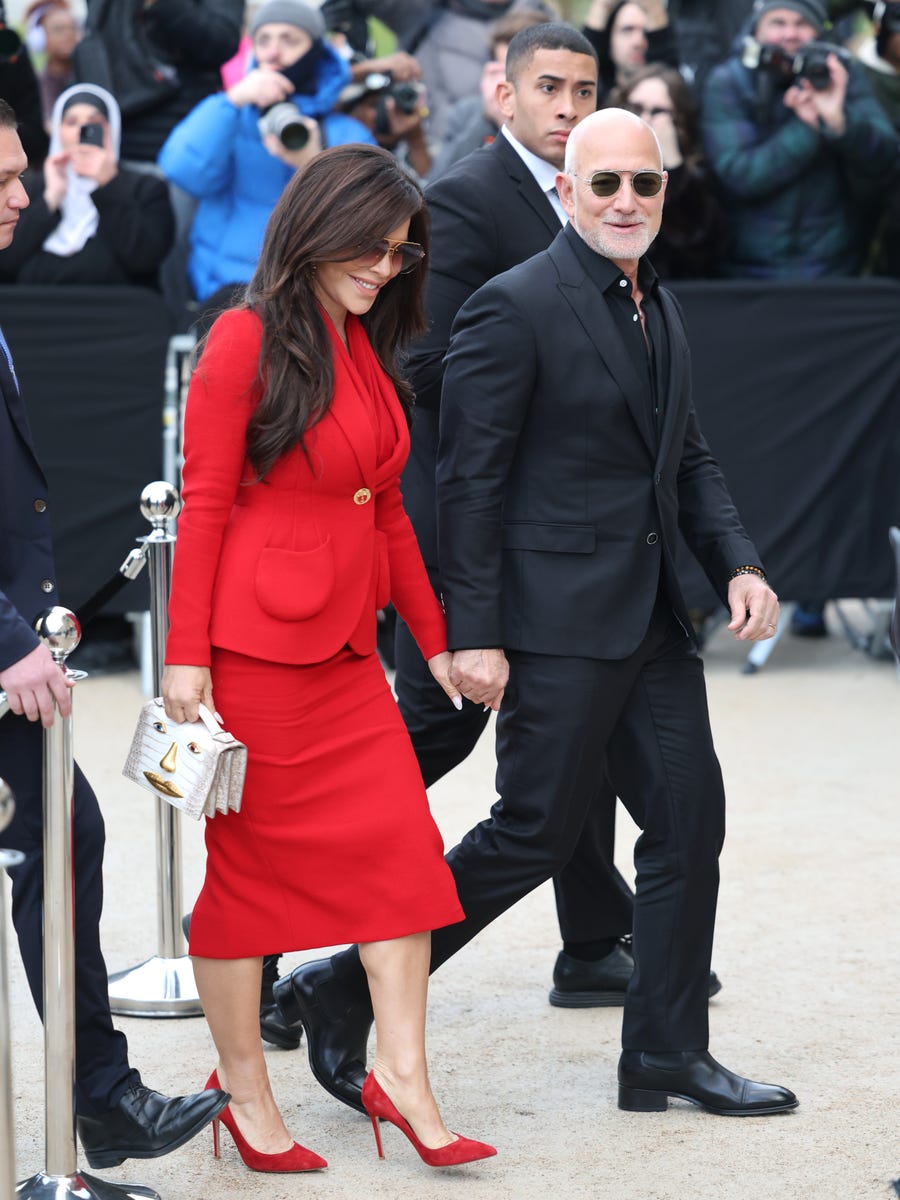 Lauren Sánchez and her blood-red suit have arrived at Paris Couture Week