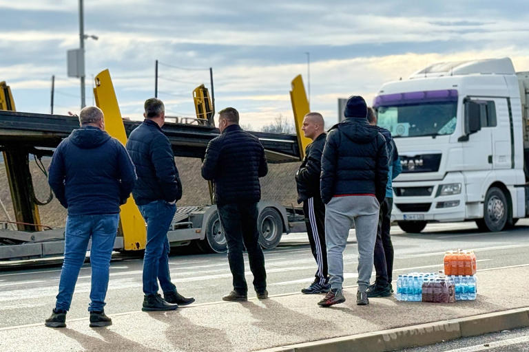 Balkan truck drivers block cargo border crossing in protest of EU entry ...