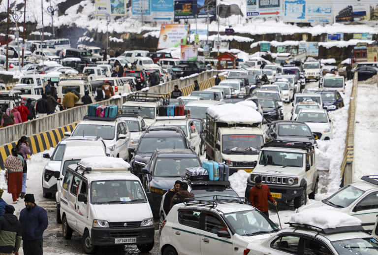 Tourists snowed in at Manali; long line of vehicles amble over blanket ...