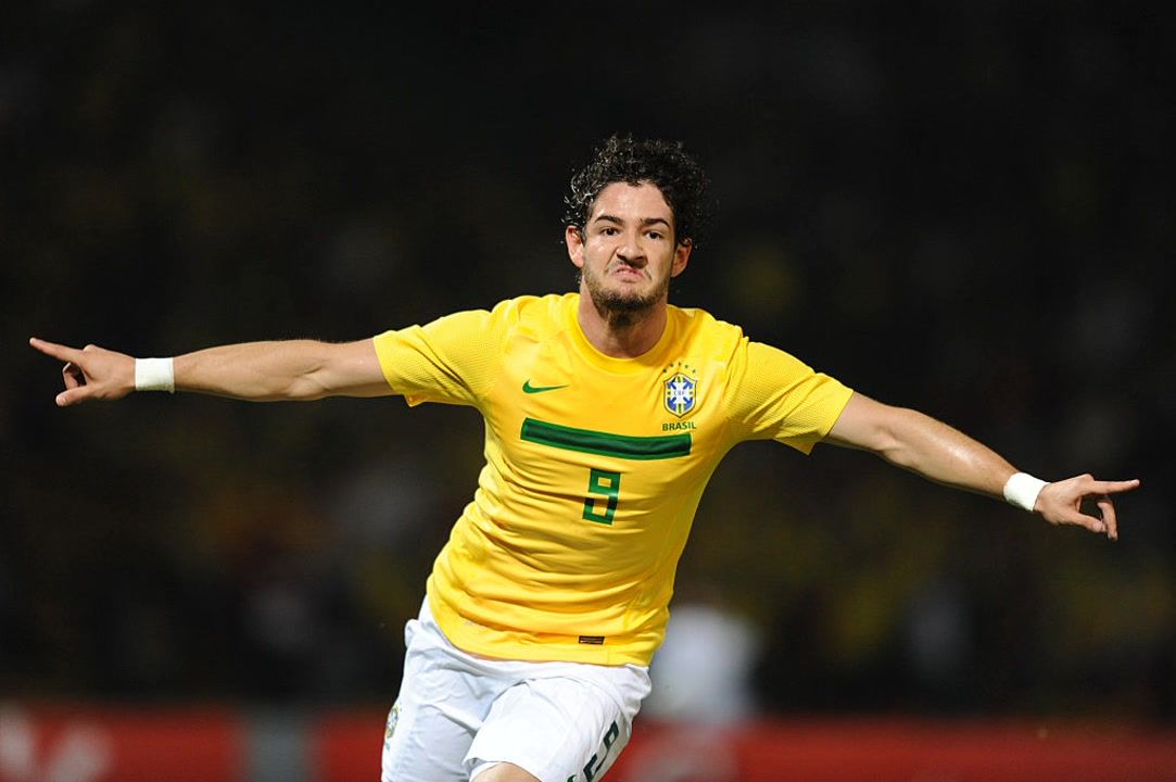 Alexandre Pato holds talks to buy Colchester
