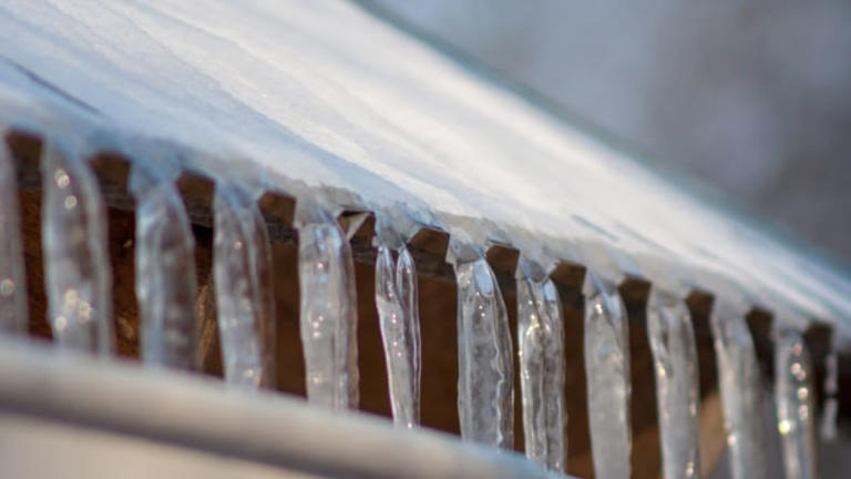 Tips for removing ice dams from your roof amid Tennessee deep freeze