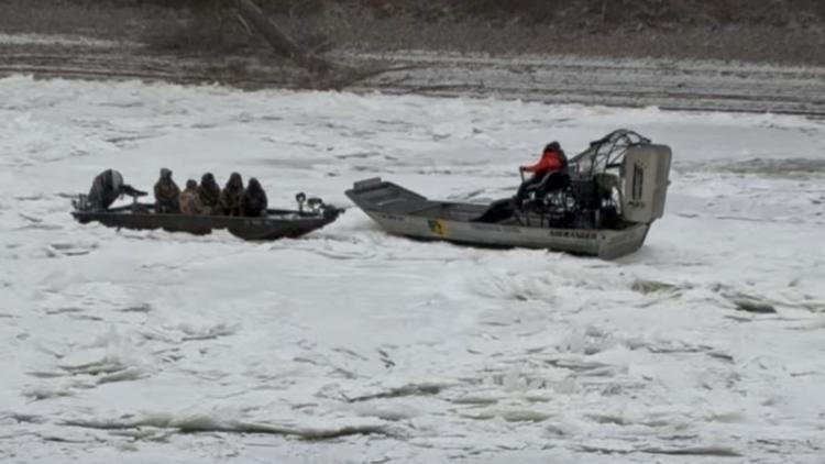 5 duck hunters rescued after boat freezes in southern Indiana river