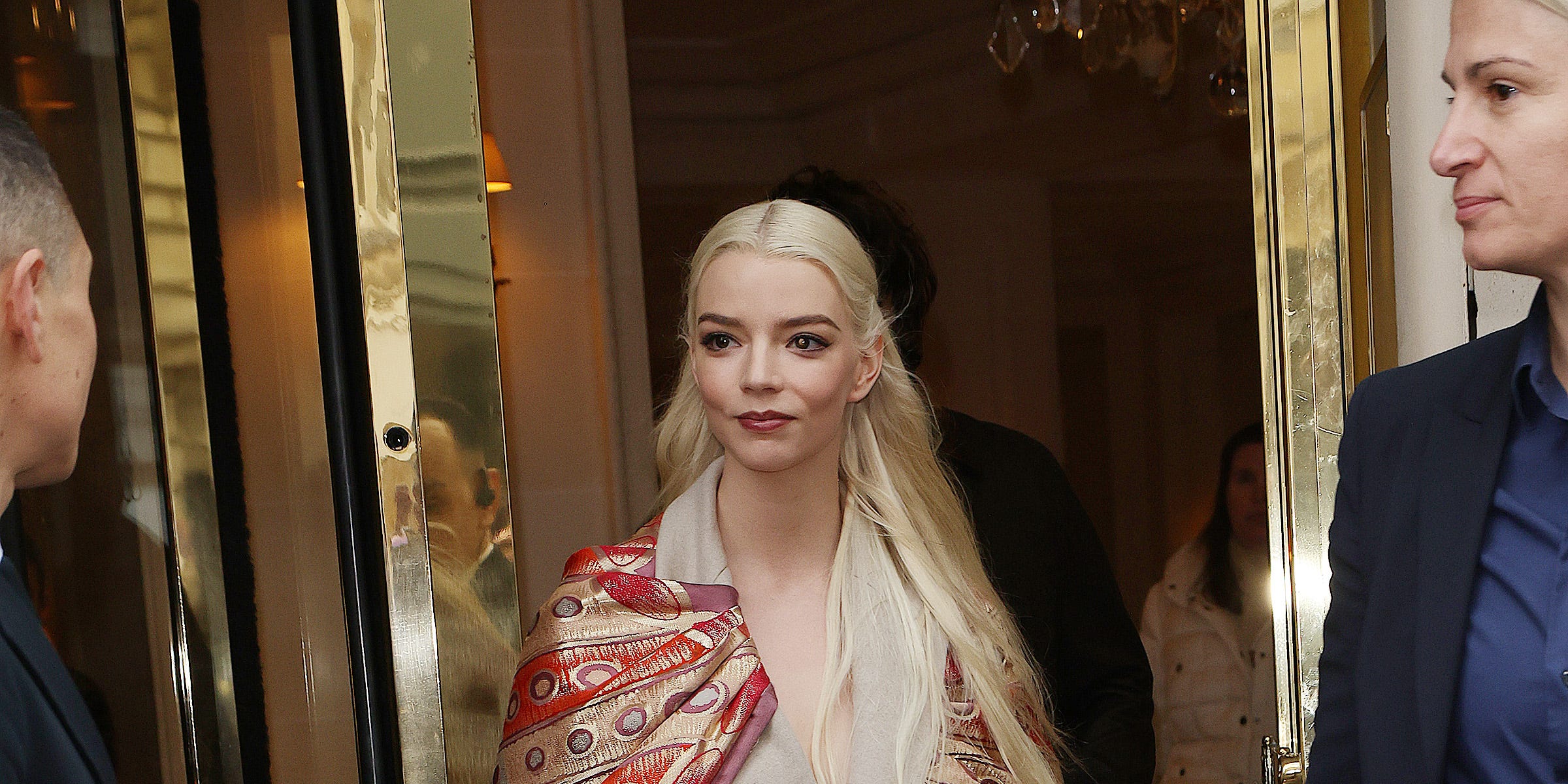 Anya Taylor-Joy y la nueva forma de llevar el pañuelo según Jonathan ...