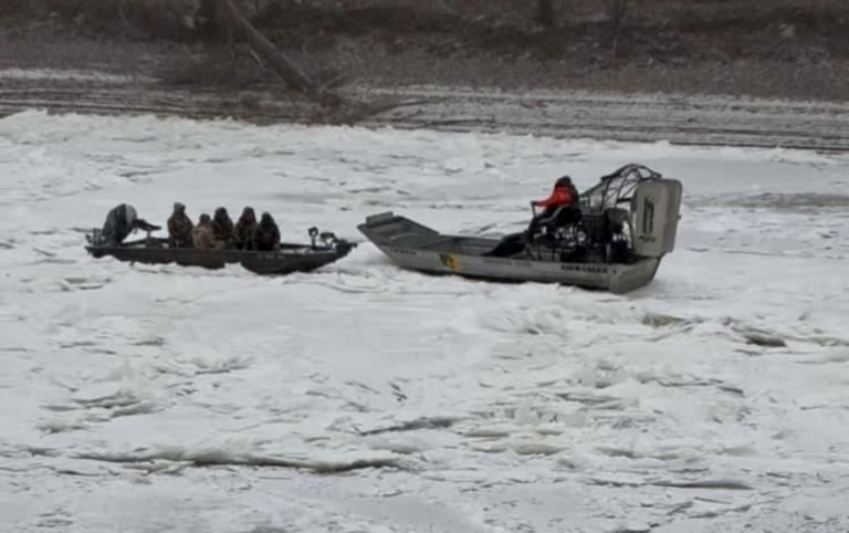 Duck hunters rescued after boat freezes in Indiana river