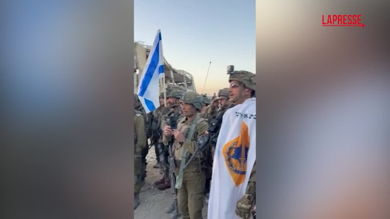 Gaza, i soldati israeliani rendono omaggio alla salma dell'ultimo ...