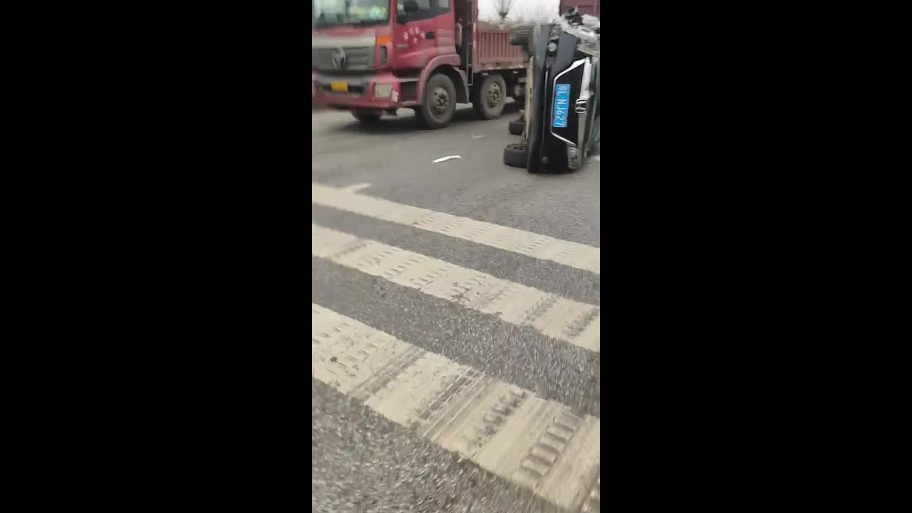 Passersby rescue woman from overturned car in Henan, China