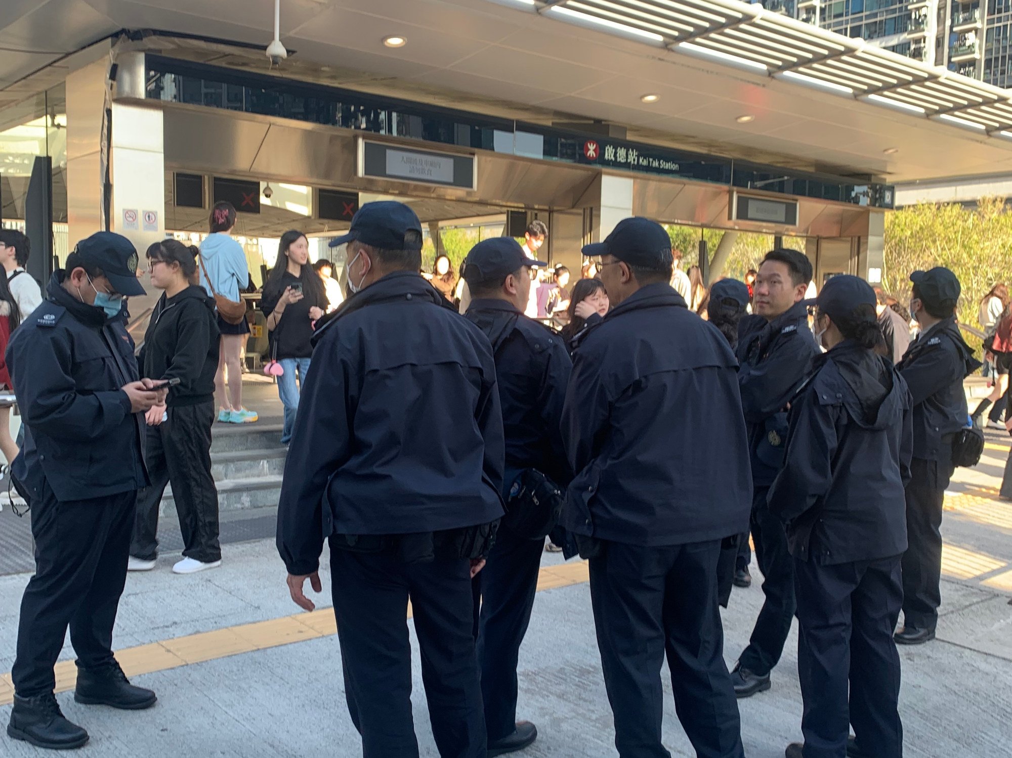 2 women arrested as hawkers cash in on BLACKPINK merchandise craze at ...