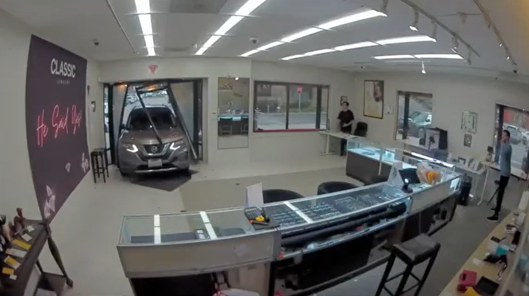 Thieves ram SUV through jewelry store in daring heist