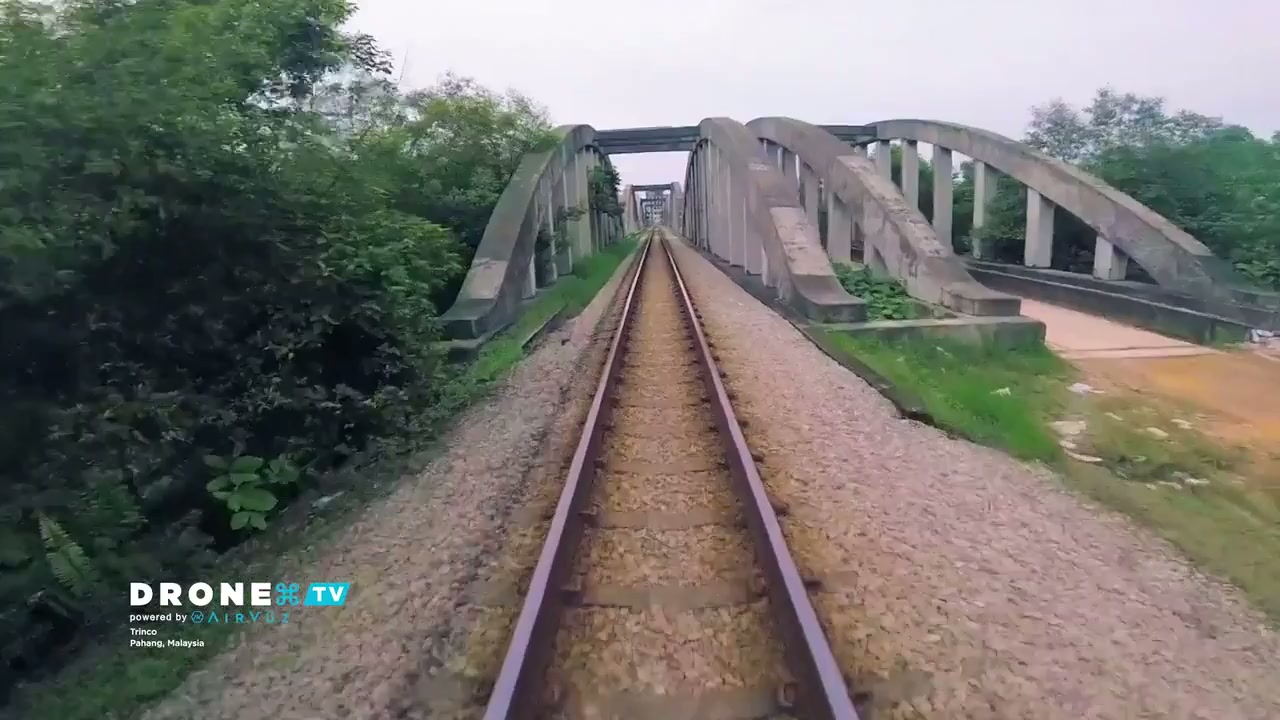 Poursuite de trains par drones en vue subjective, partie 1