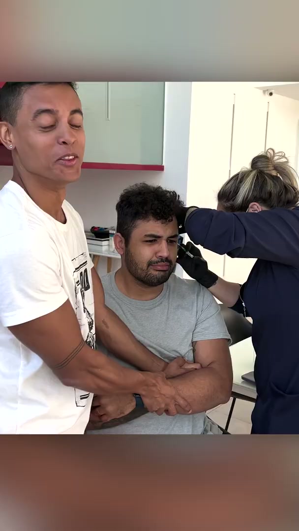 A dor de furar a orelha 😭 #Shorts