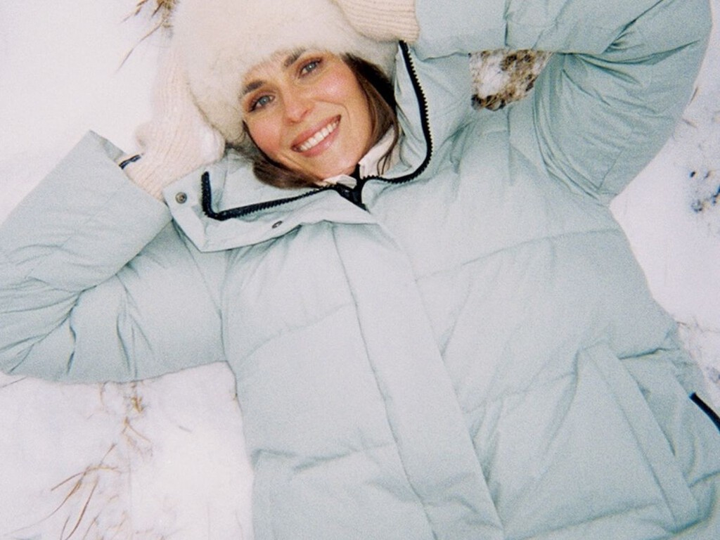 Calentito, adorable e impermeable: así es el abrigo azul cielo que ...