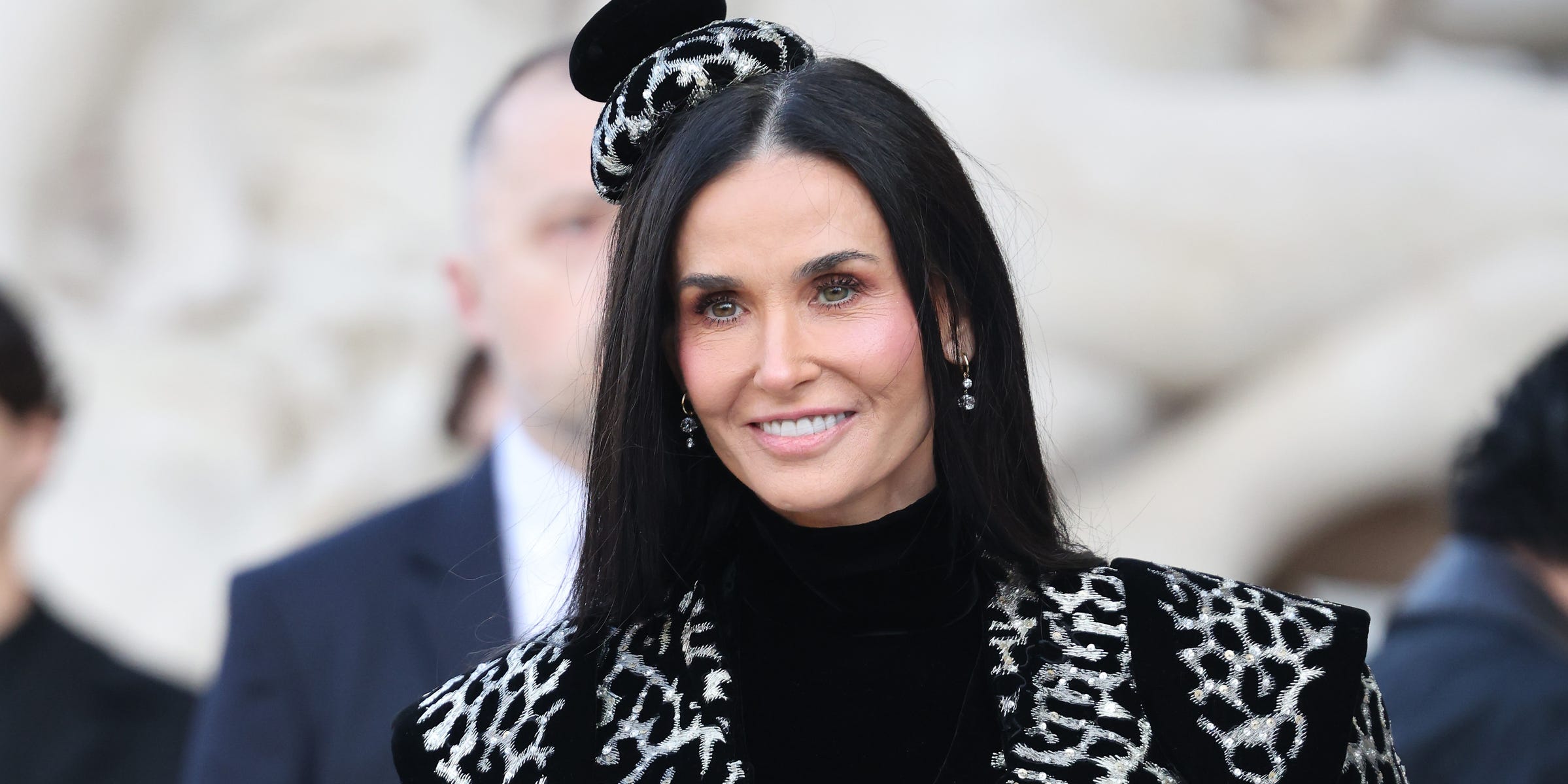 Demi Moore (63) deslumbra en París con un look de alta costura ...