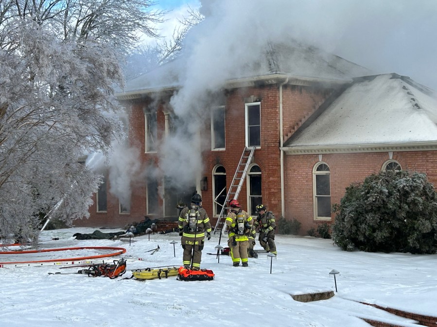 Williamson County fire crews tackle house amid icy conditions