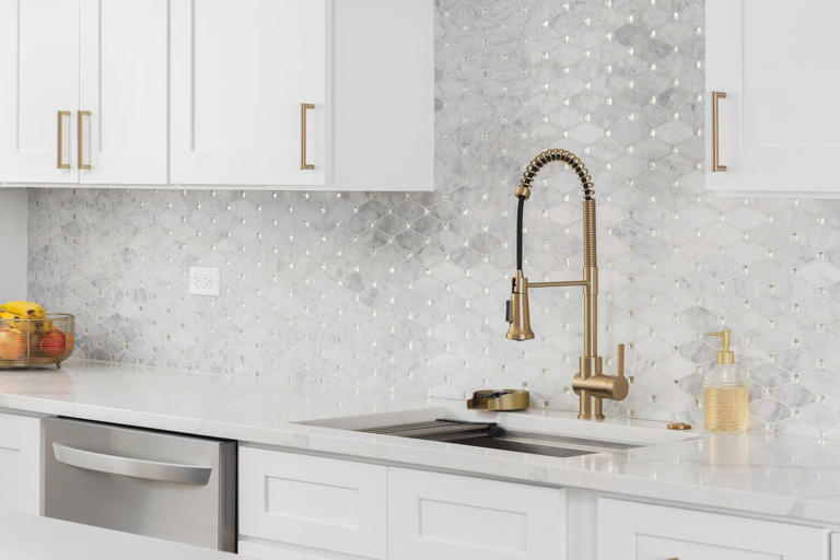 Cleaning pros reveal how to clean grease off a kitchen backsplash