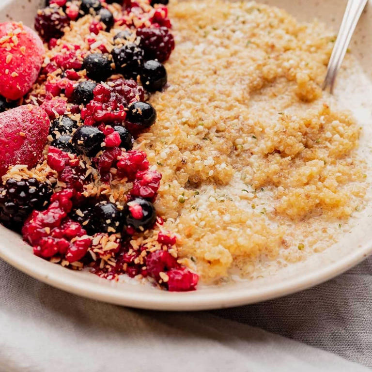 Quinoa breakfast porridge