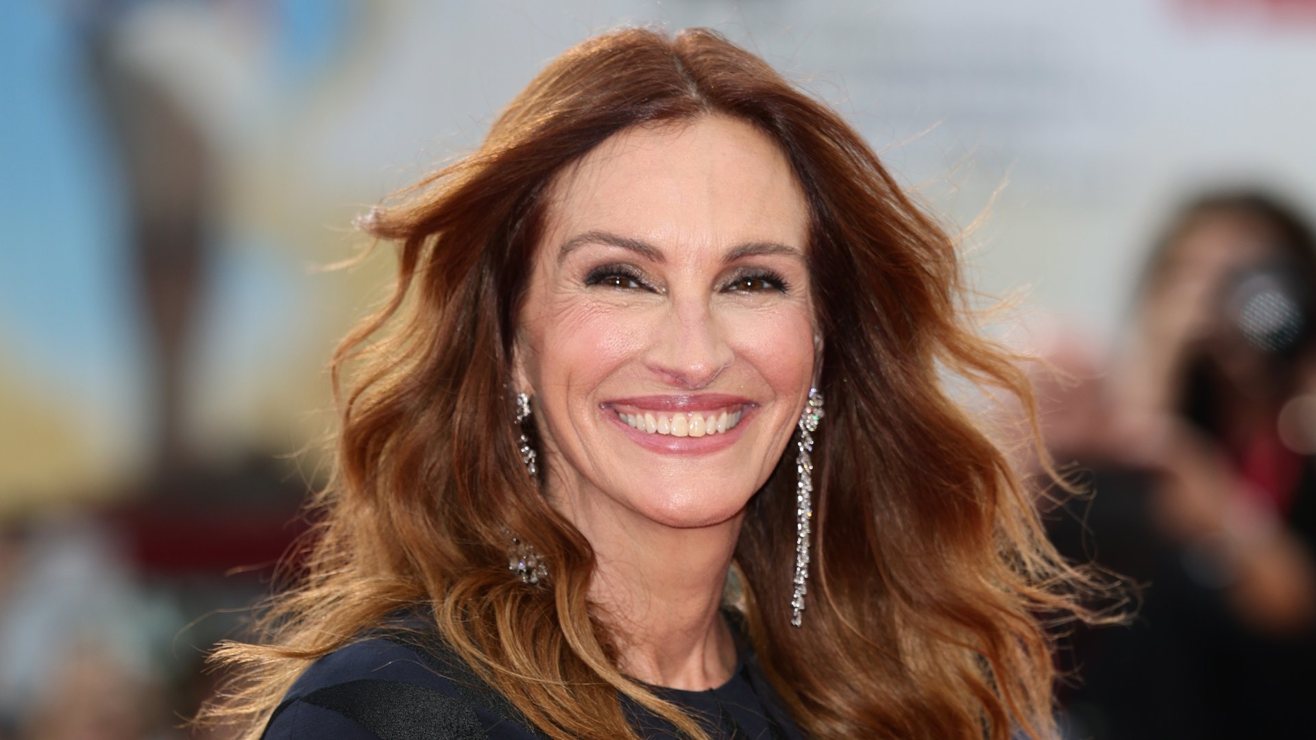 Julia Roberts' luxe travel tote is so roomy - the look, plus a secret ...