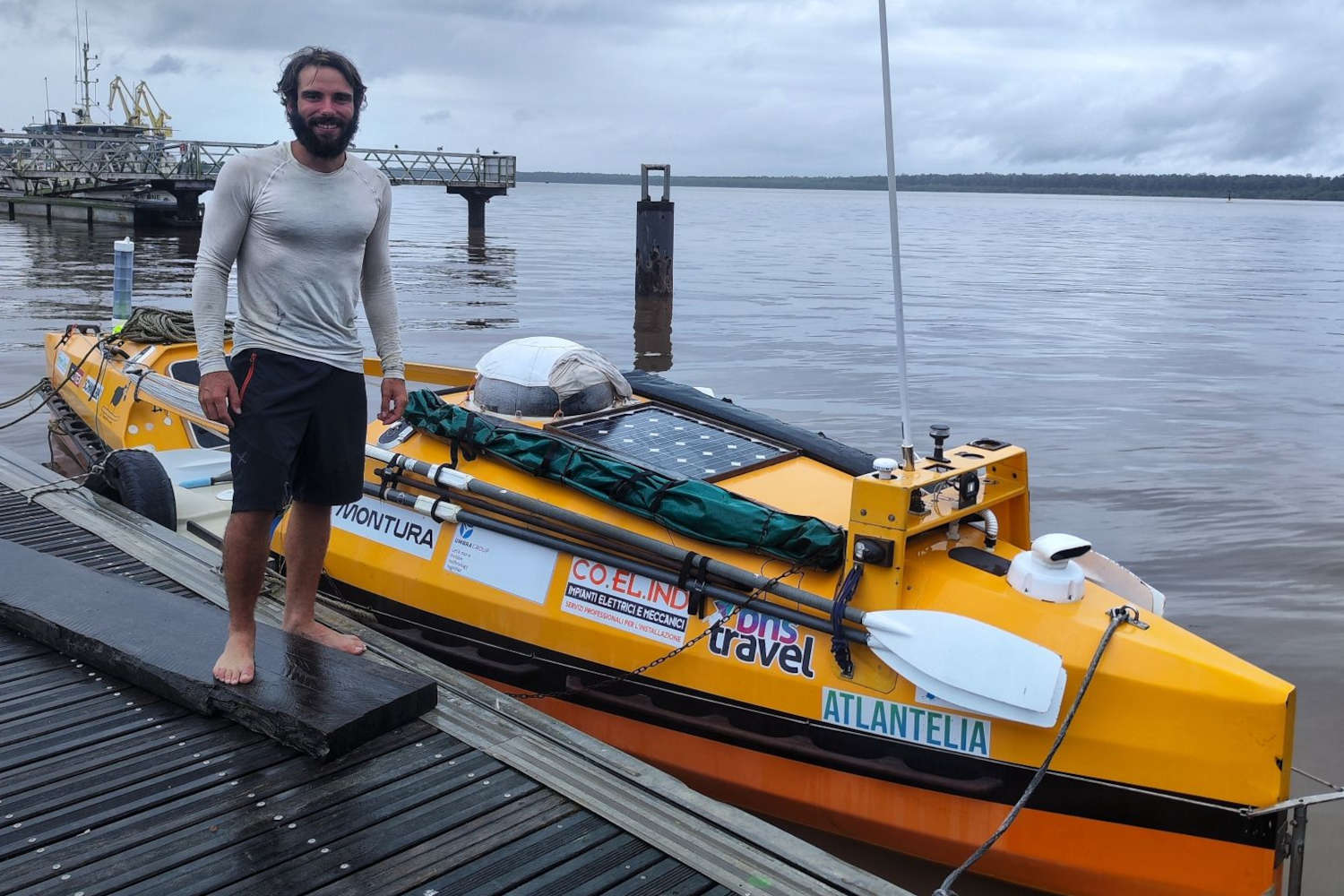 Ha attraversato l’Atlantico da solo su una barca a remi: l’impresa ...
