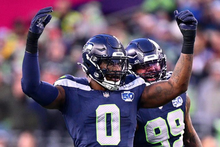Super Bowl betting line plummets to 10-year low as Seahawks-Patriots ...