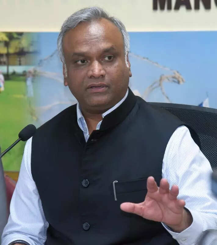 Congress, BJP trade charges over alleged Rs 400cr heist