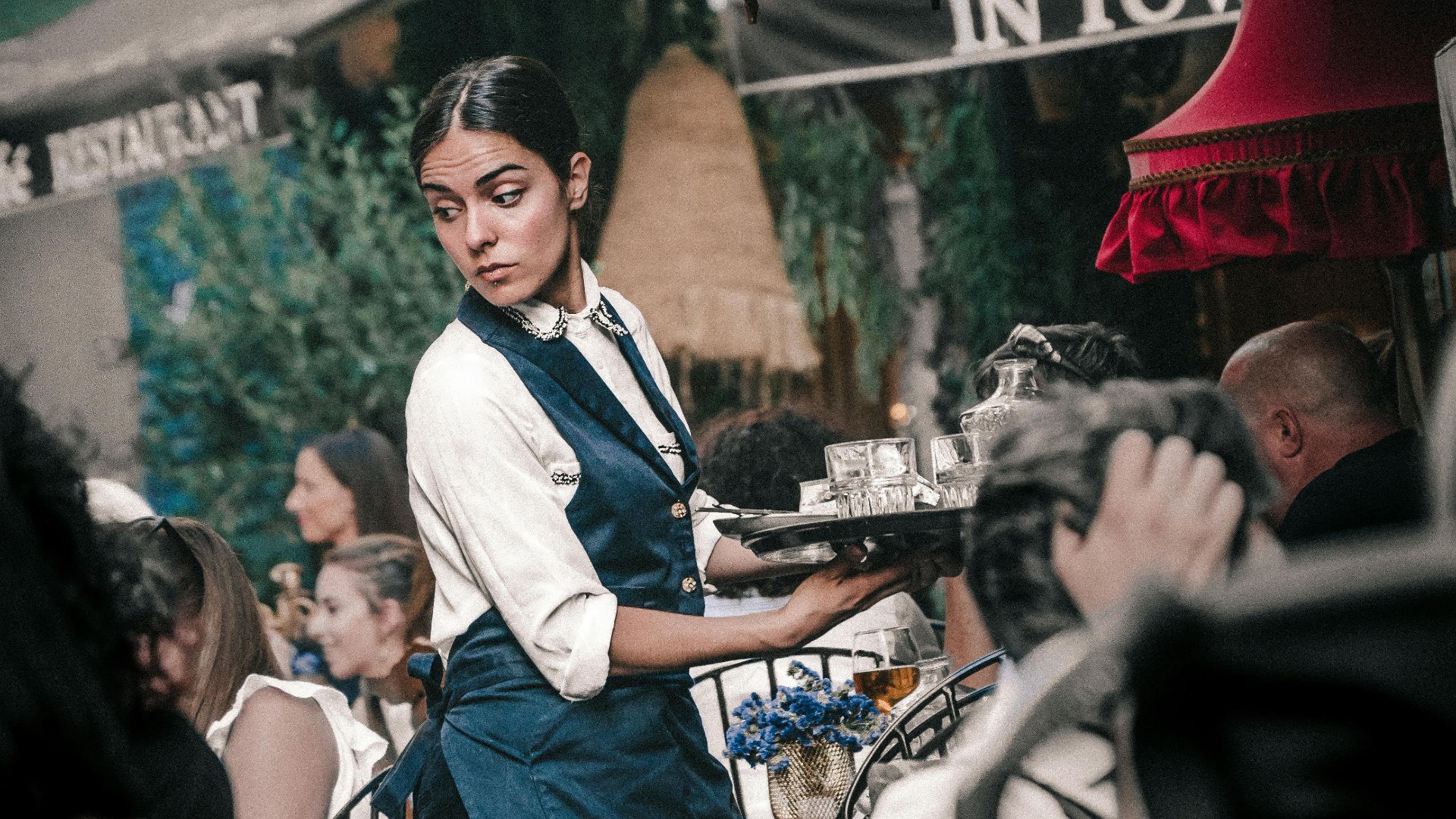 Should you ask out the waitress? 10 signs you should go for it & 10 ...