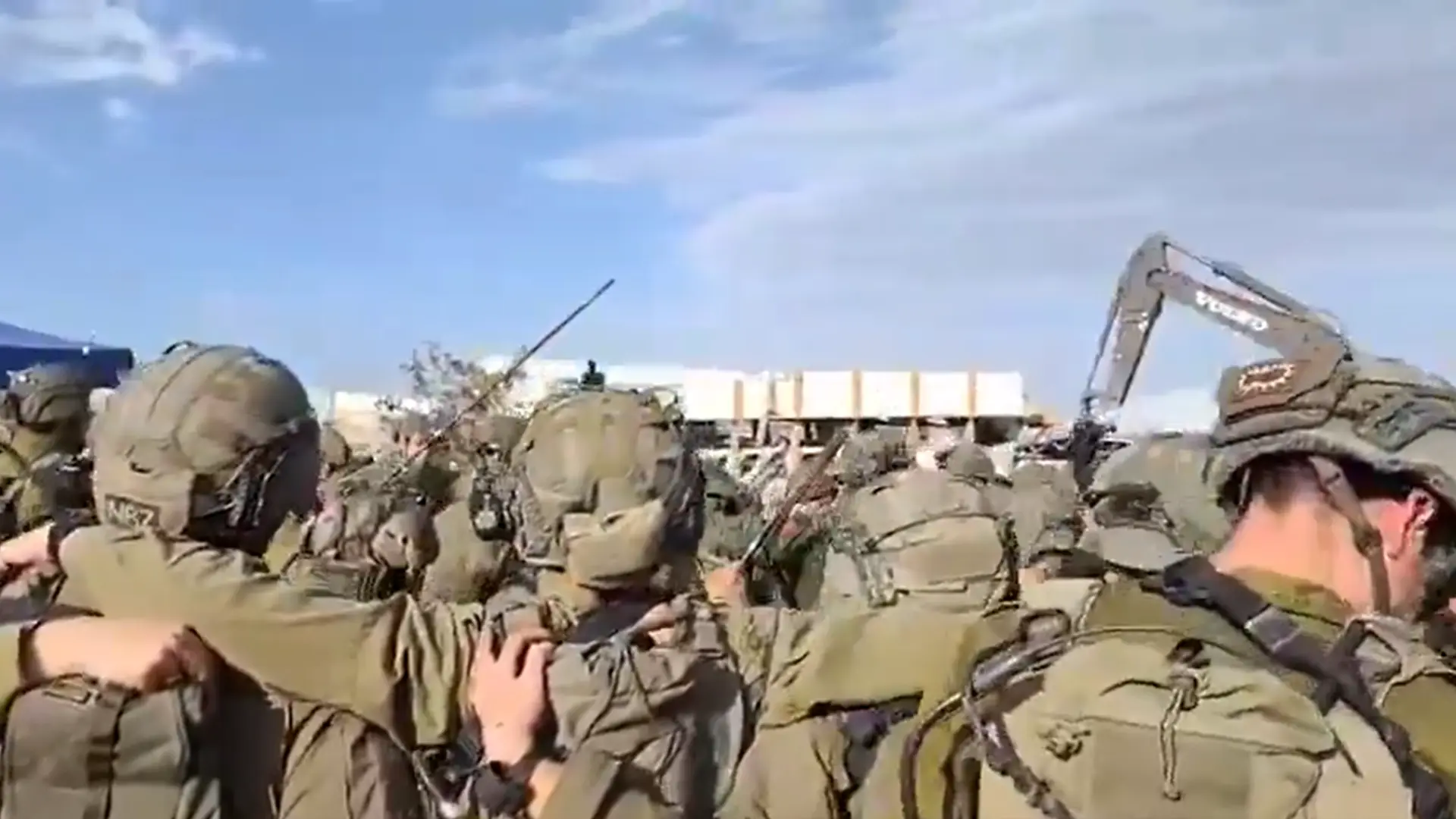 Soldados israelíes celebran con un cántico judío el hallazgo del cuerpo ...