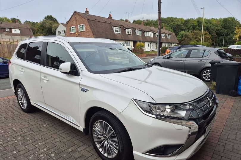 Moment thieves steal Mitsubishi Outlander in less than 20 seconds