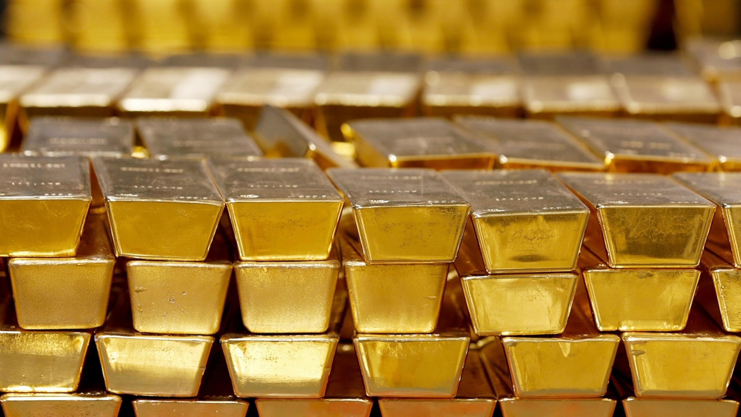 Gold hits record high as investors seek safety