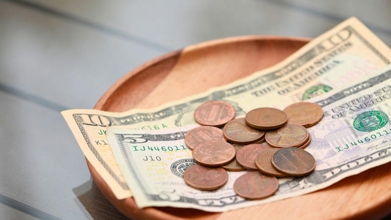 Humiliated woman secretly tipped waiter after her cheap friends refused ...