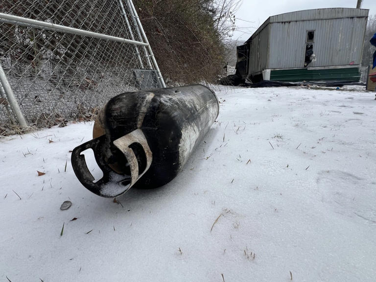 Fire destroys home along US 23