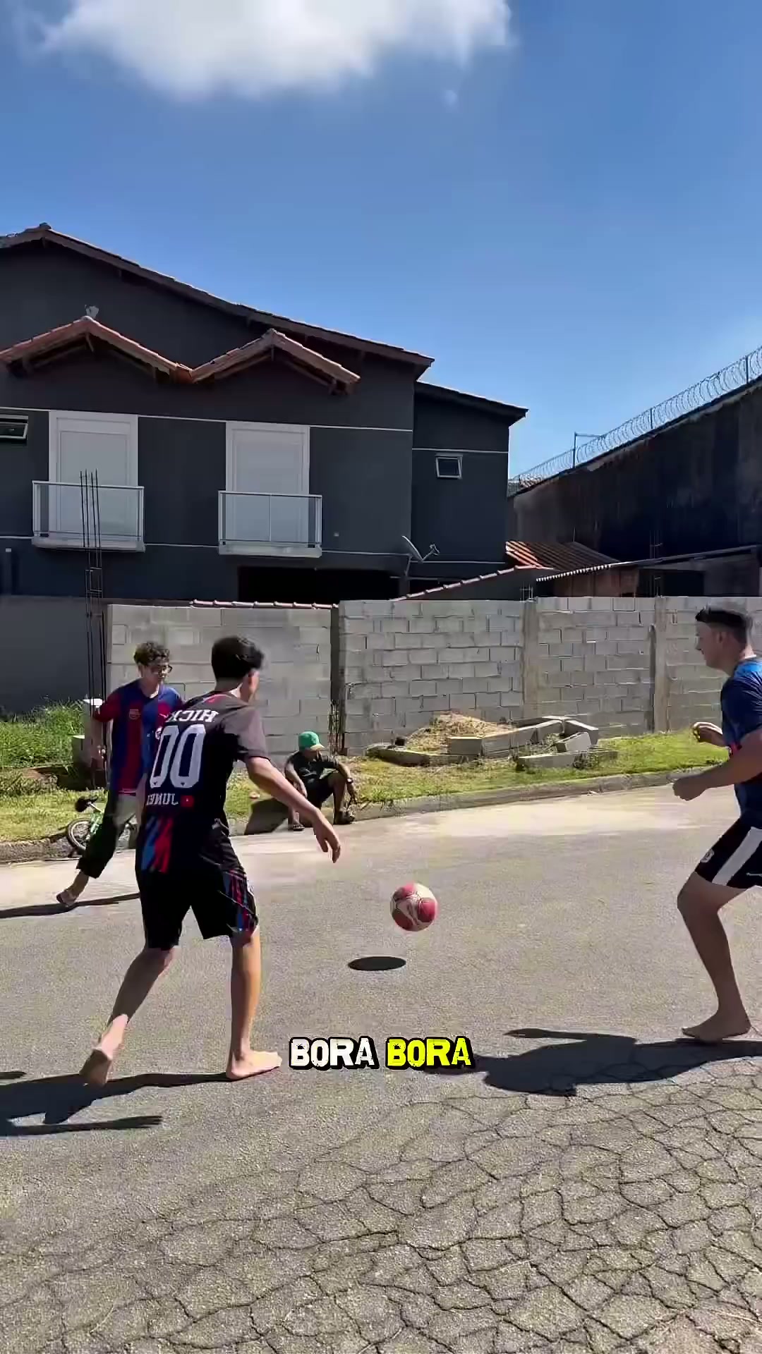 Na sua rua, o gol assim vale ou não? #futebolderua #futebolmemes # ...