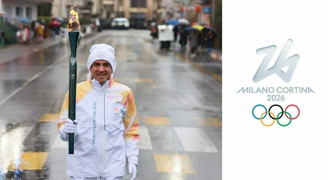 Il presidente della FIP Luigi Carraro porta la torcia olimpica per ...