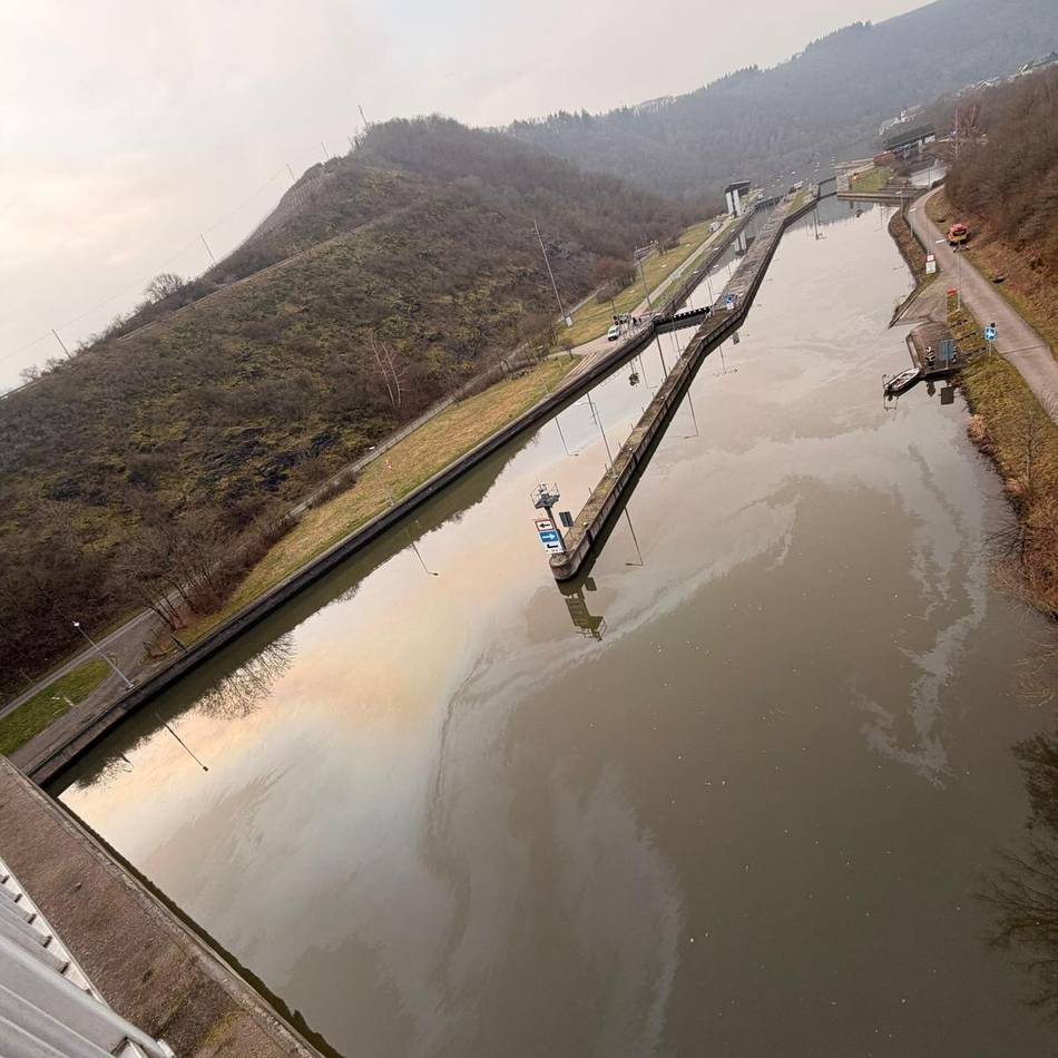 Einsatz auf der Saar: Güterschiff verliert Mineralöl