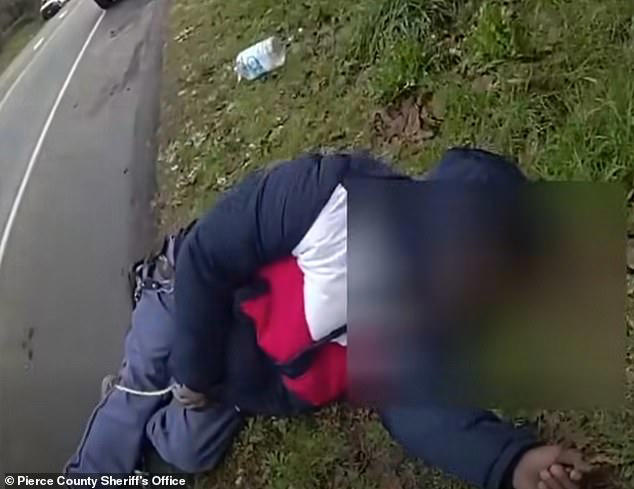 Heart-stopping moment hero deputy saves mail driver from burning truck ...