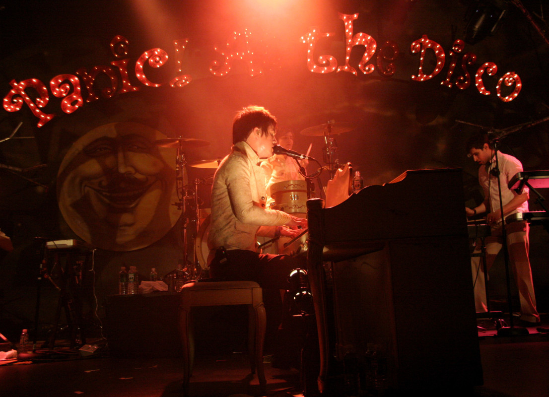 Iconic 2000s alternative rock band releases deluxe album amid 20 year ...