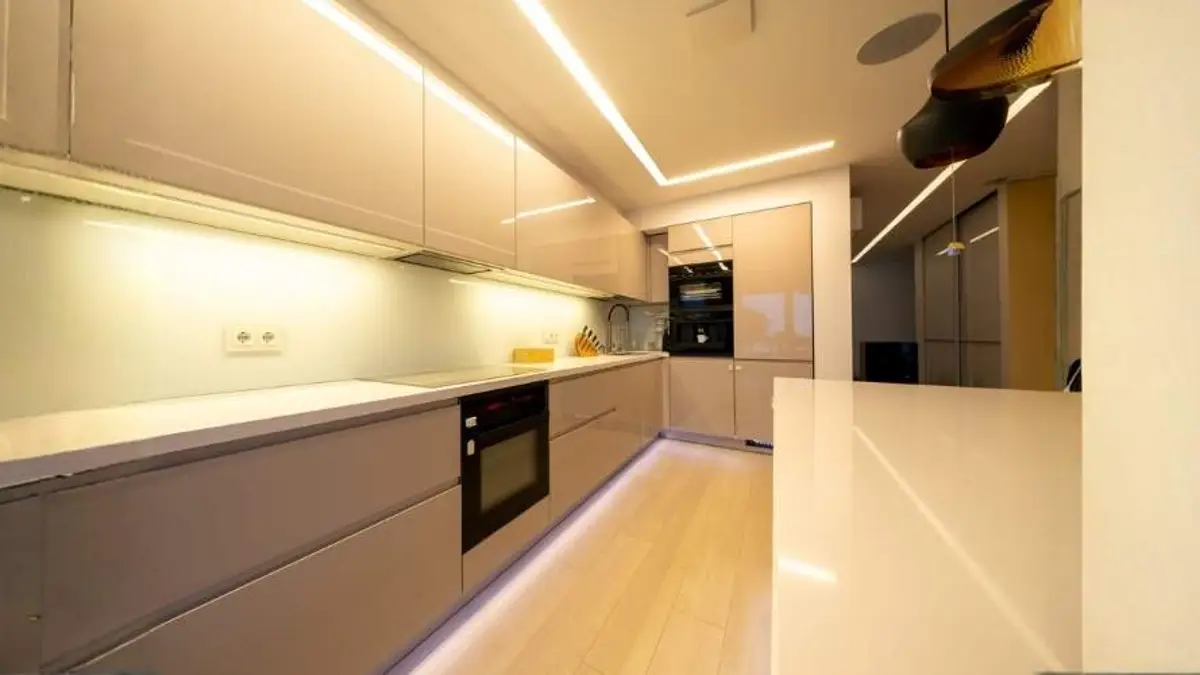 Cómo instalar tiras LED bajo los muebles de la cocina para que parezca ...