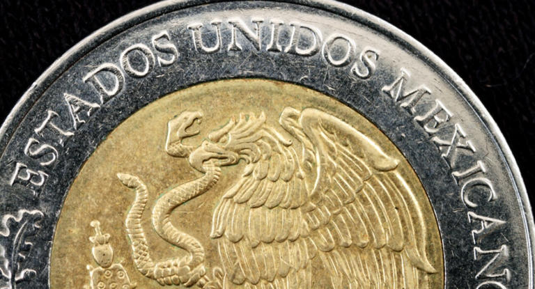 El peso se aprecia a la apertura y rompe el piso de 17.30 por dólar
