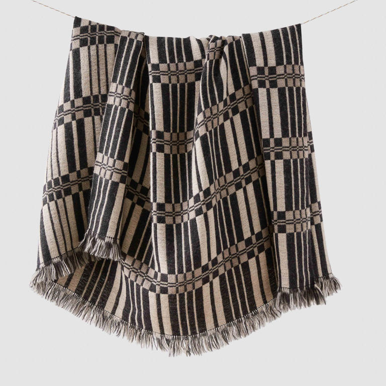 I was convinced that black bedframes were boring, but Jessica Alba just ...