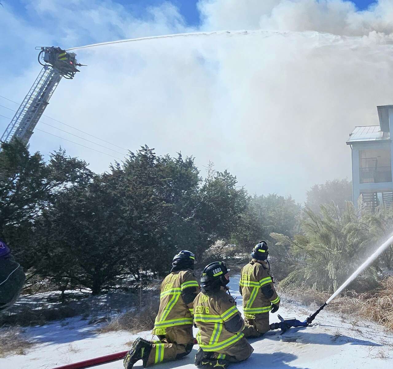 Fire causes partial building collapse at Bee Cave apartments