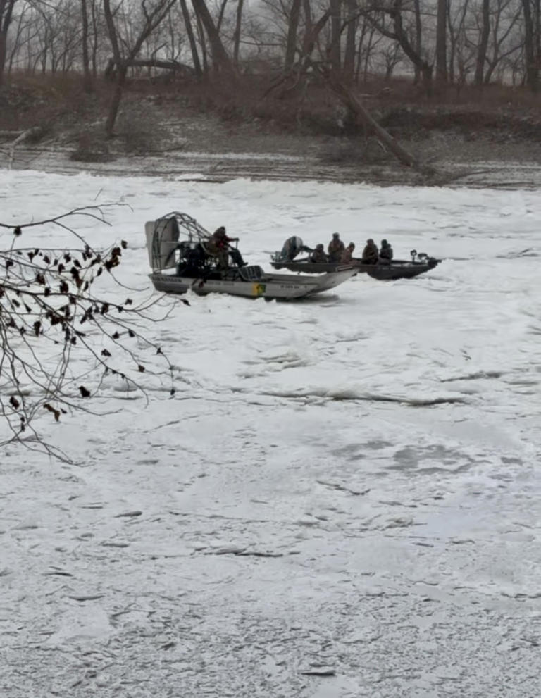Duck hunters rescued after boat freezes in Indiana river