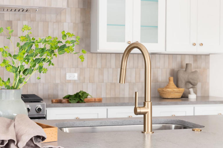 Cleaning pros reveal how to clean grease off a kitchen backsplash