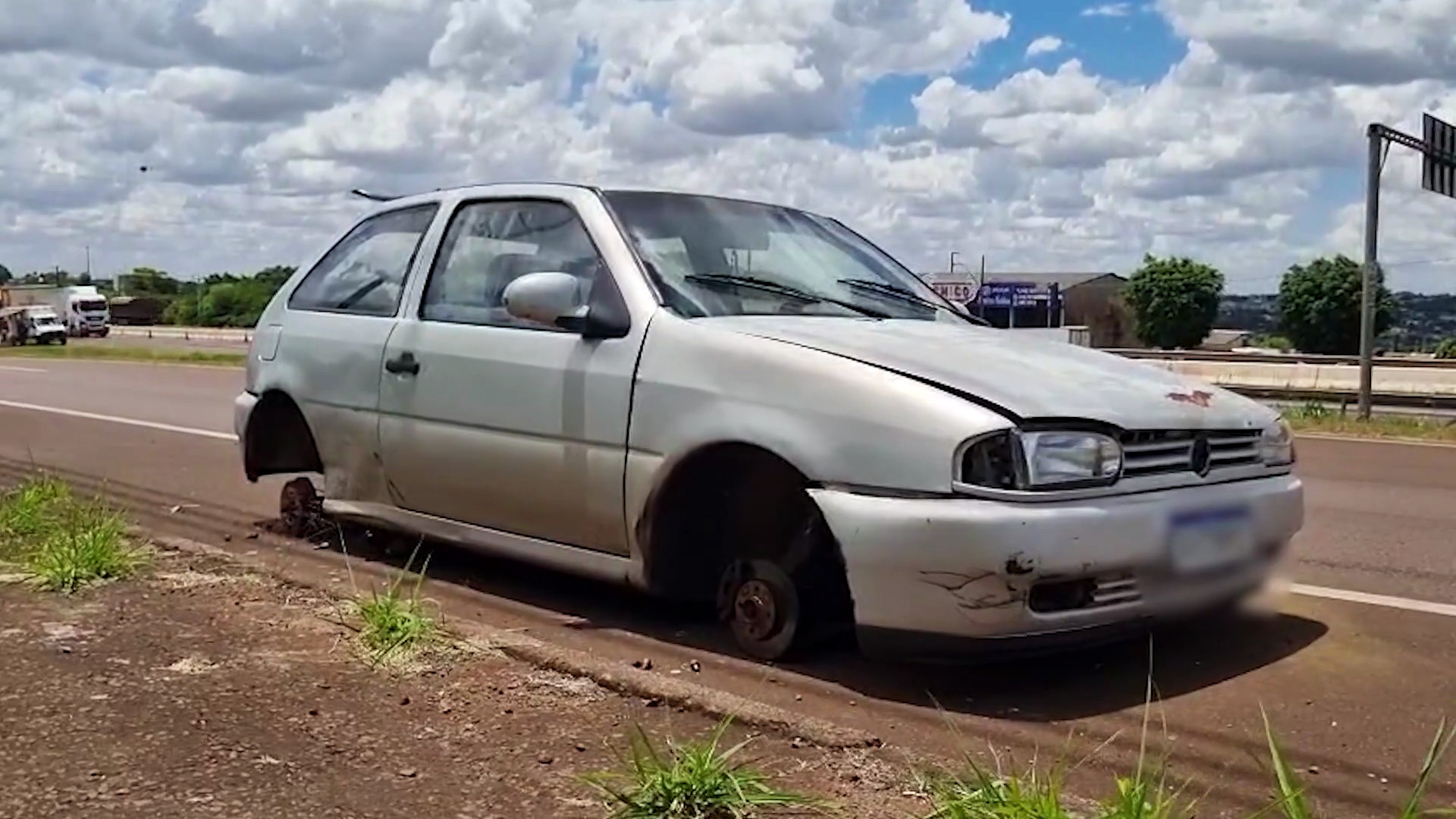 Carro depenado é encontrado abandonado na marginal da PRC-467, em Cascavel