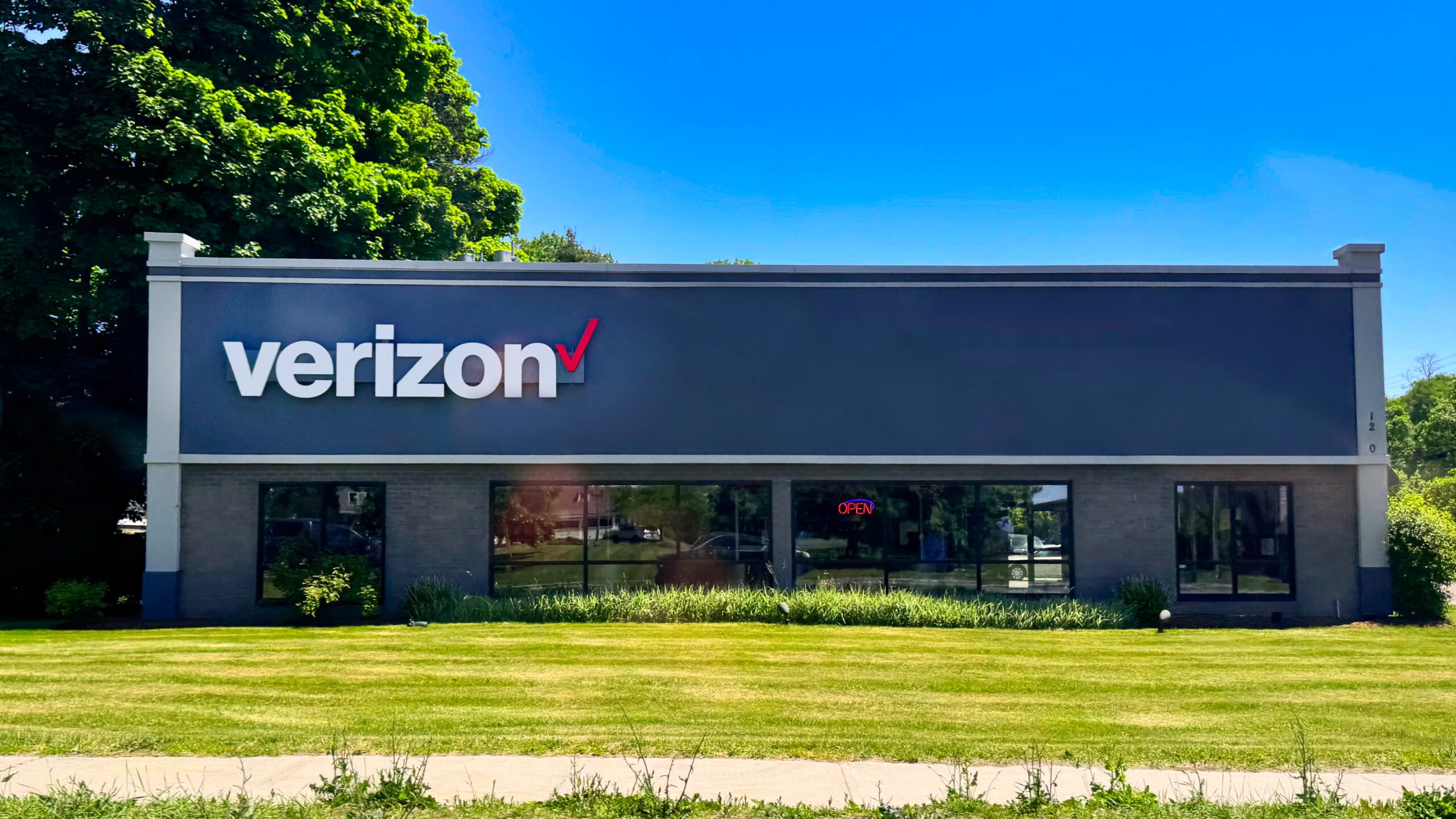 Verizon quietly changes unlock rules to trap customers from leaving