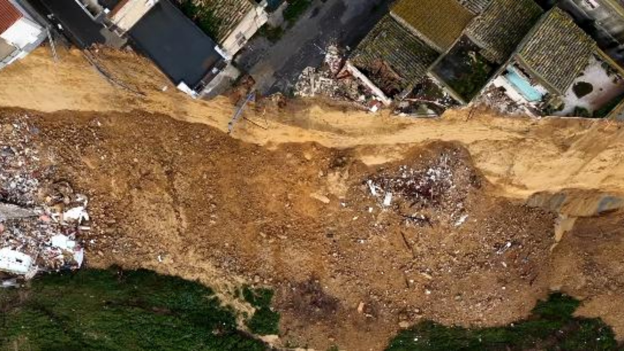 Frana a Niscemi, case in bilico sull’orlo dell’abisso: le riprese dal drone