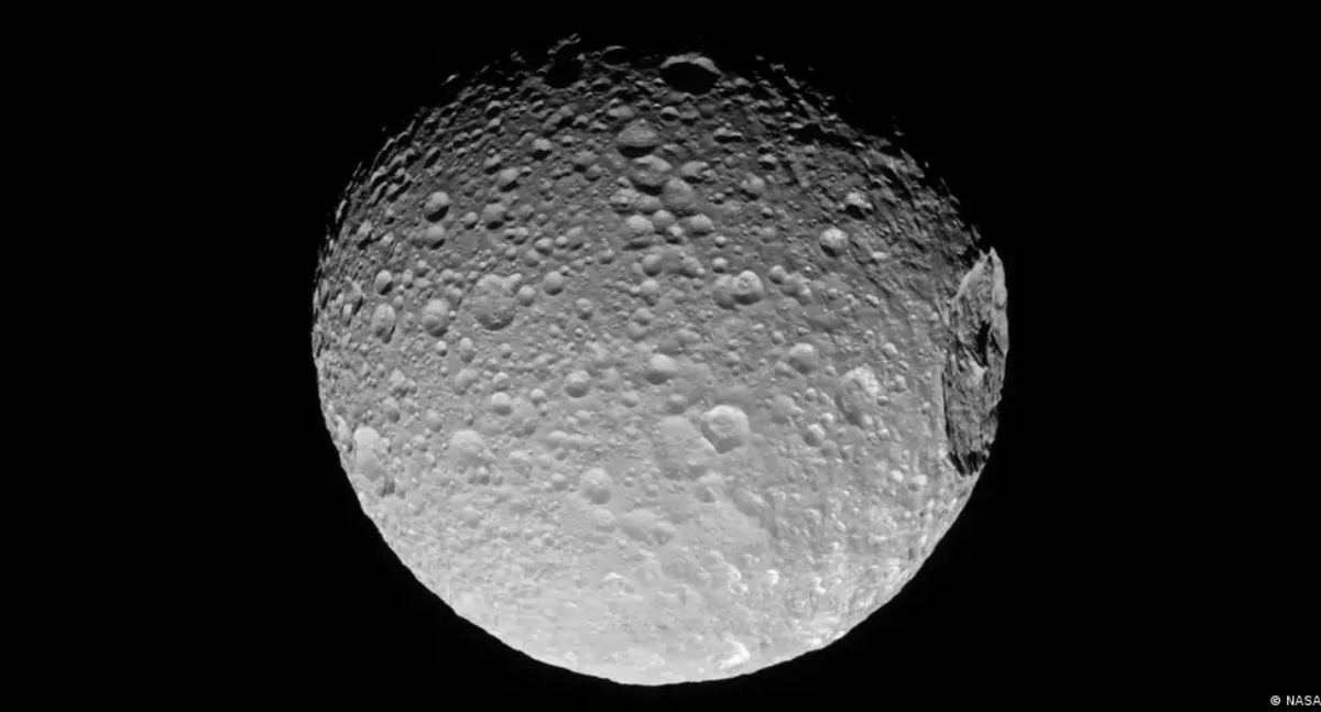 Cientistas anunciam descoberta de oceano subterrâneo em lua de Saturno ...