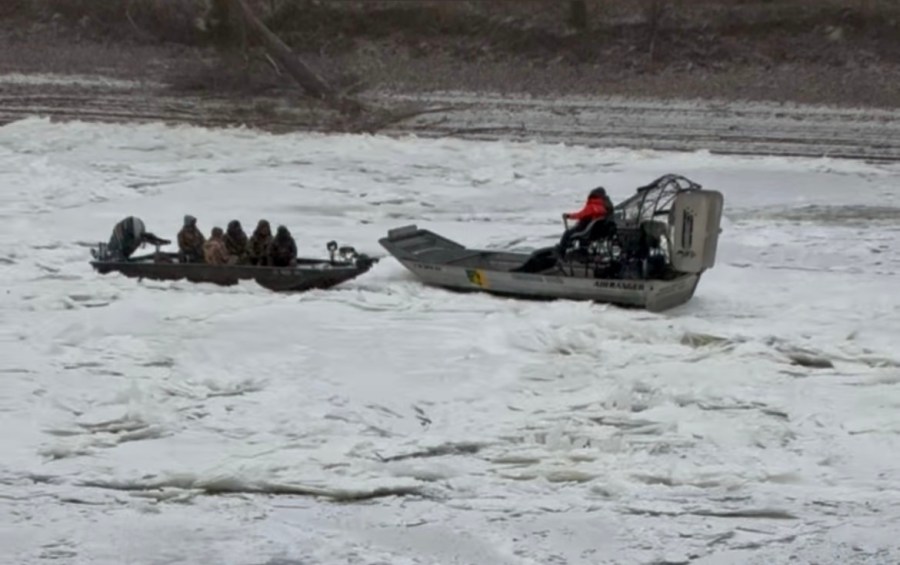 Duck hunters rescued after boat freezes in Indiana river