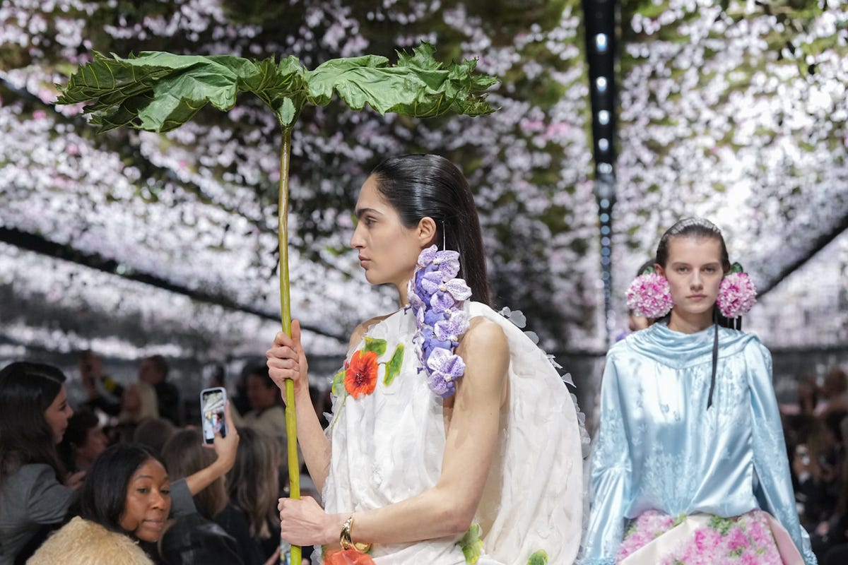 Le frange lunghe, sfumate di viola e di malva, che inaugurano la nuova ...