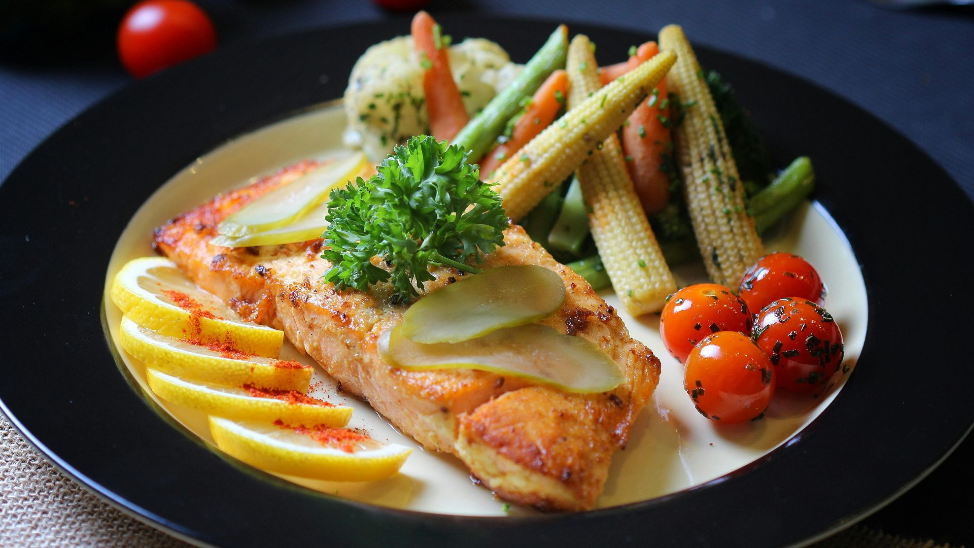 10 herbs you should never put on salmon & 10 that always bring the flavor